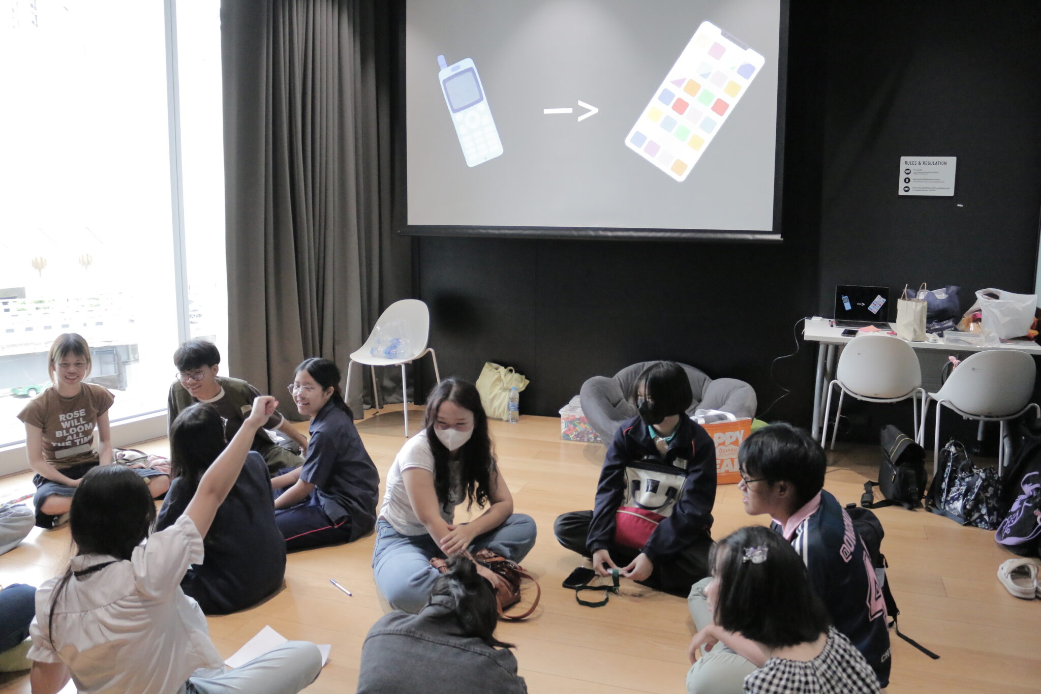 เมื่อคำว่า ‘เป็นไปไม่ได้’ ถูกนิยามและตั้งคำถามใหม่ คุยเฟื่องเรื่อง Design Thinking กับมีมี่-เข ...